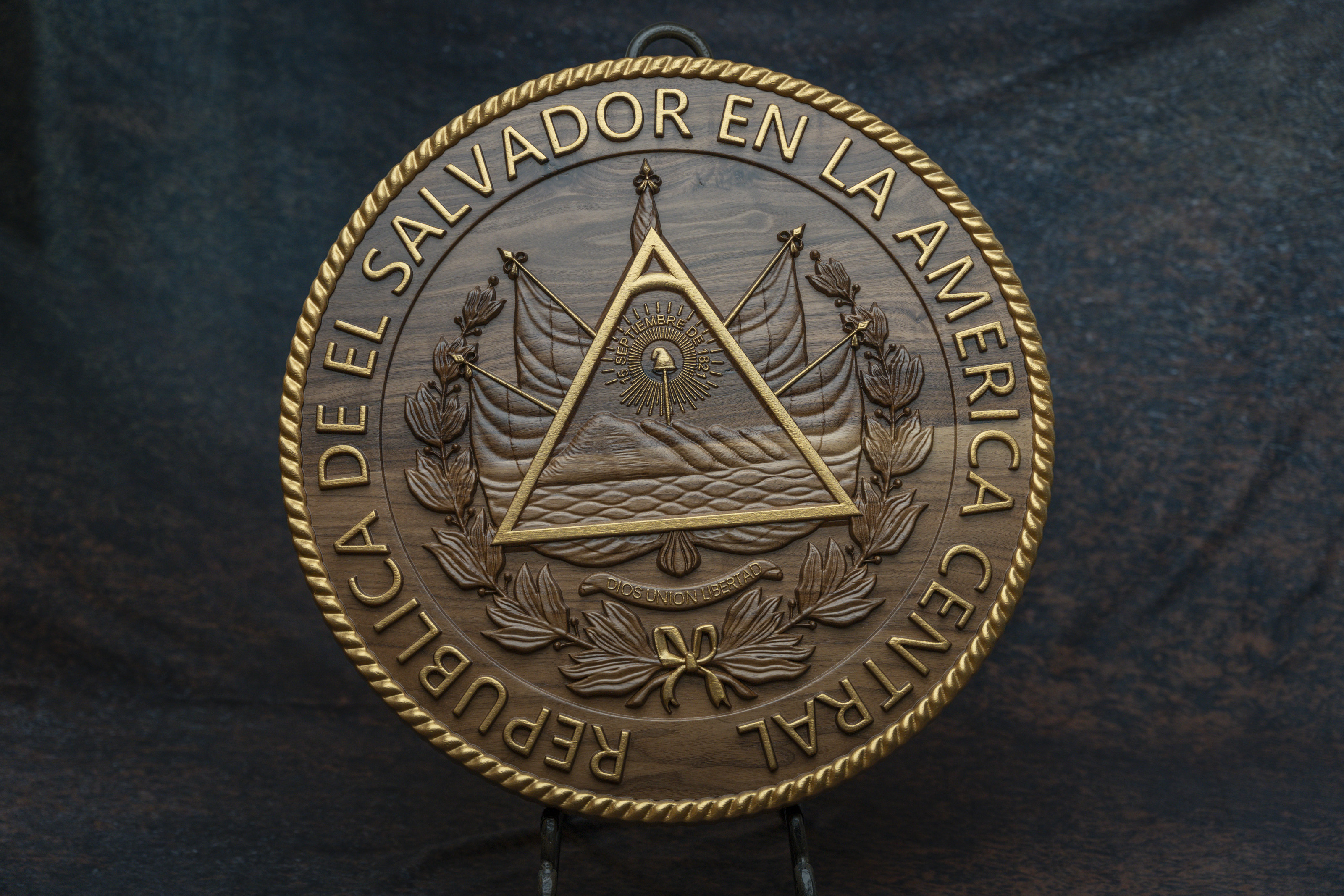 Home & Living :: Home Decor :: Decorative Trays :: El Salvador Country Seal